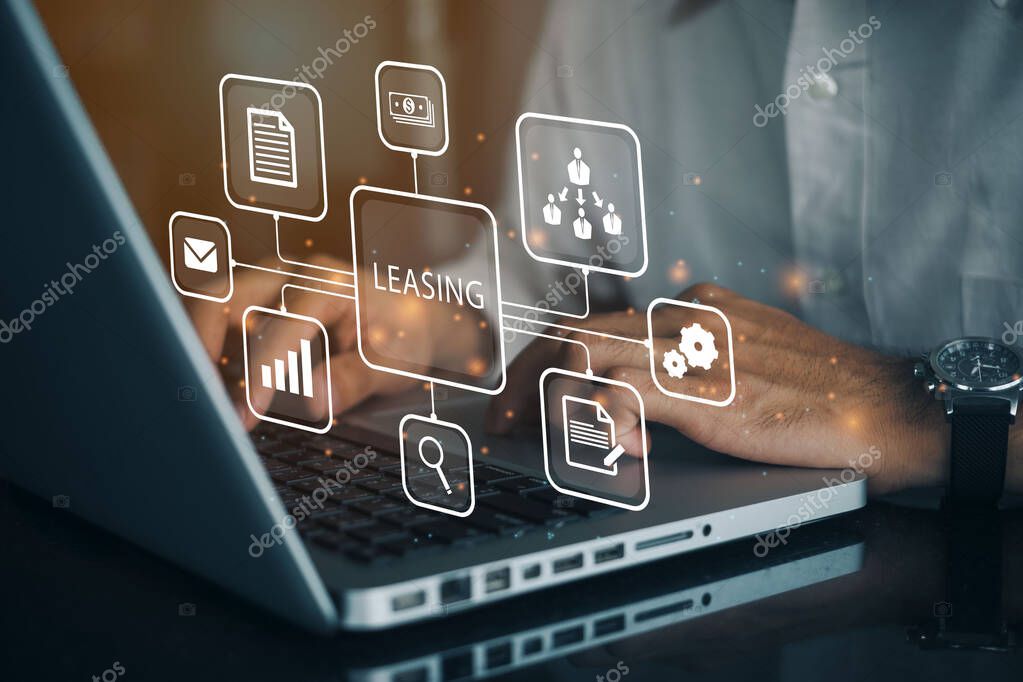 Empresario que usa una computadora para documentar el concepto de ...