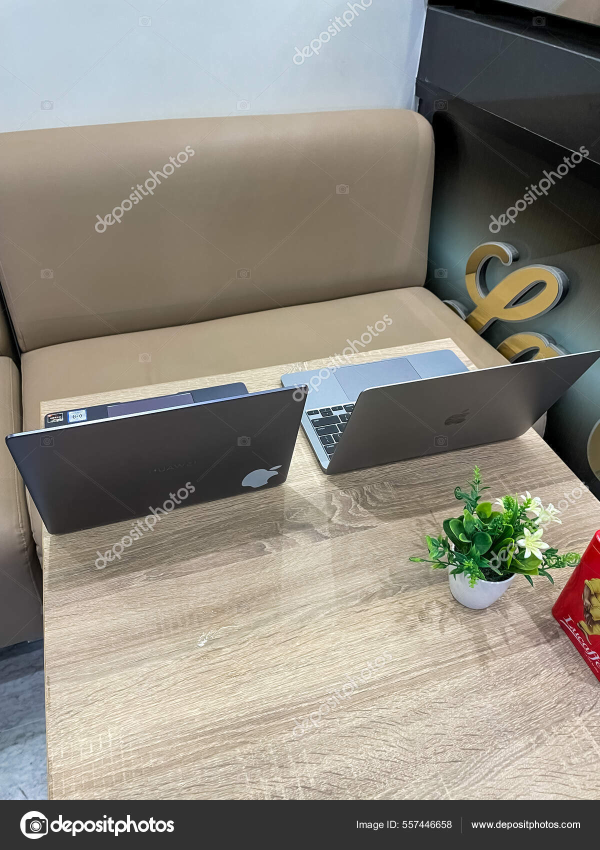 Huawei Matebook Macbook Pro Table Cafeteria — Stock Editorial Photo ...