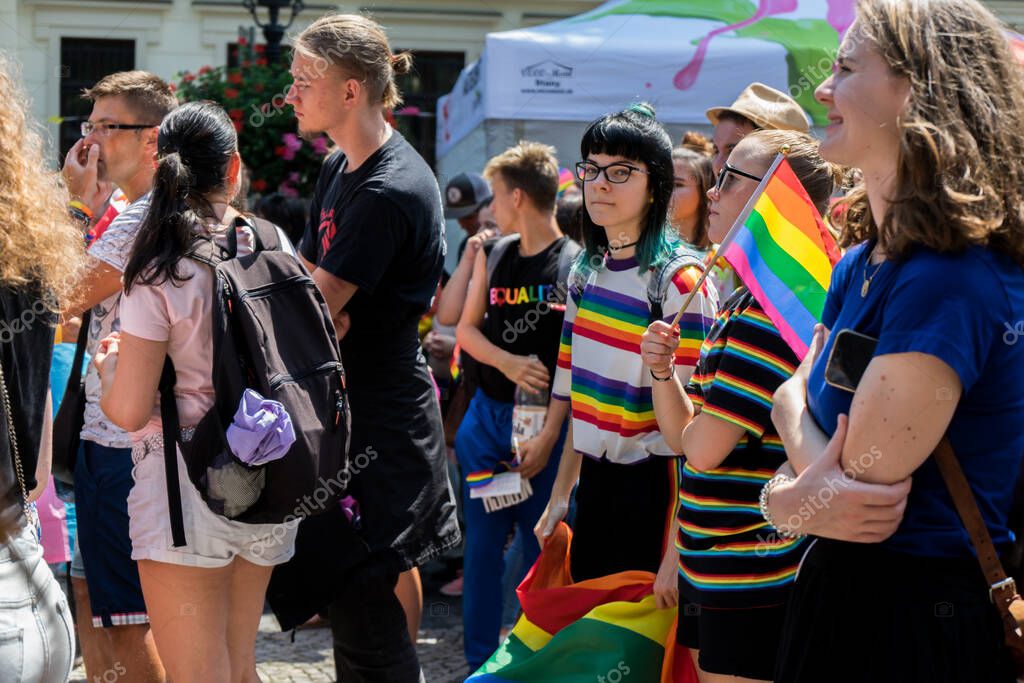 Personas que marchan por la igualdad de derechos para la comunidad ...