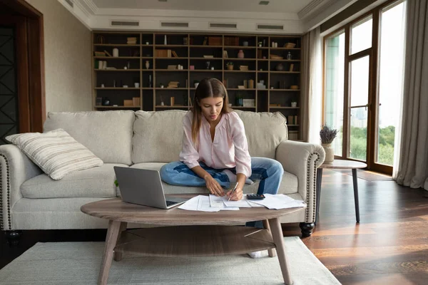 Calcular iva fotos de stock, imágenes de Calcular iva sin royalties ...