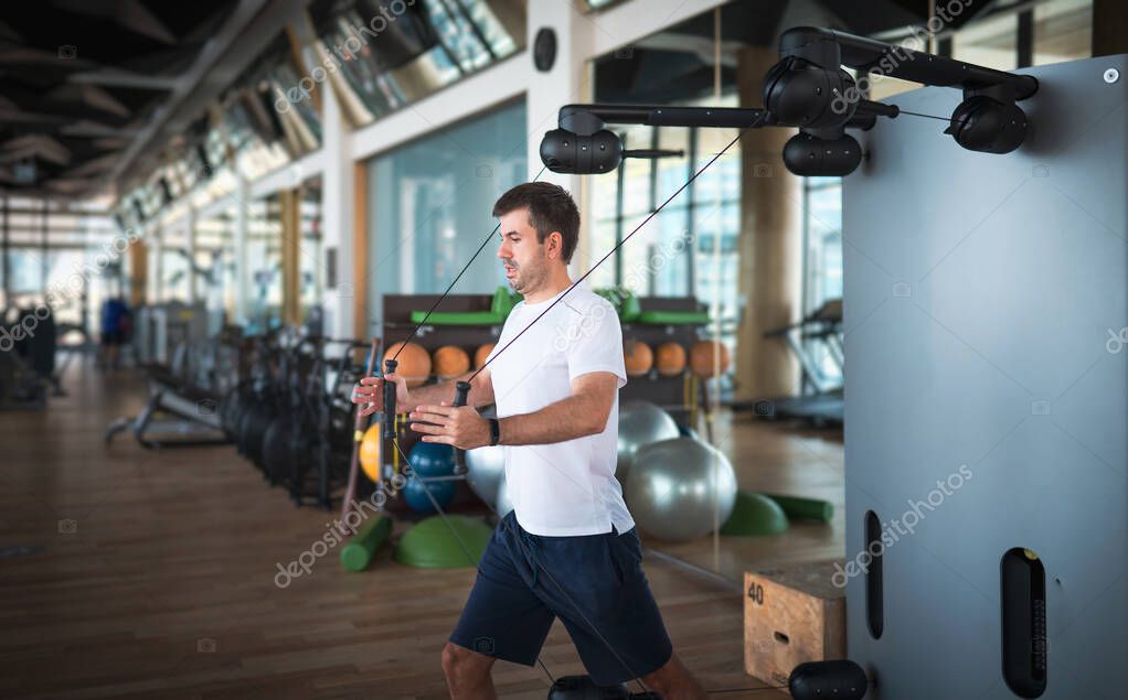 Hombre haciendo ejercicio en el gimnasio en una máquina de cubierta de ...