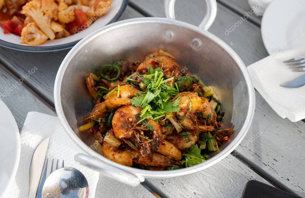 olla de camarones picante con varios pimientos y salsa szechuan vista superior de la mesa ...