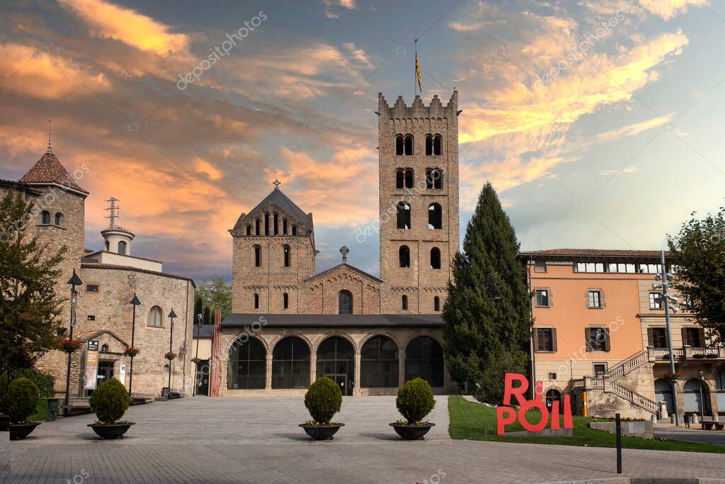 Monasterio románico de Santa María de Ripoll, España. No hay personas y ...