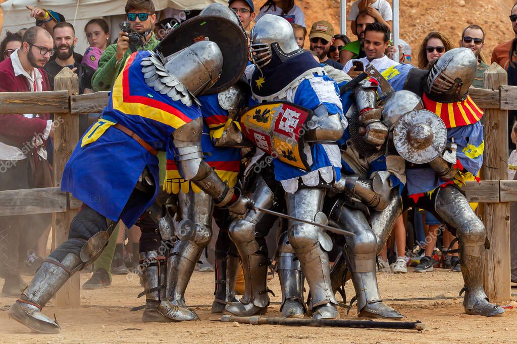 Belmonte, España- 24 de septiembre de 2022: Campeonato Nacional de Lucha Medieval. Soldados ...
