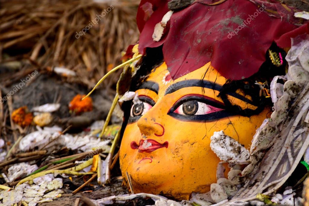 Cara de Debi Durga Maa ídolo en el hinduismo en la orilla del río ...