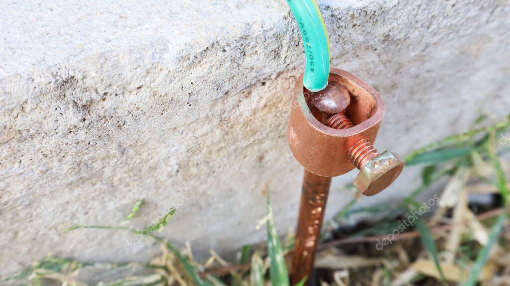 Primer plano de varillas de conexión a tierra eléctricas de cobre ...