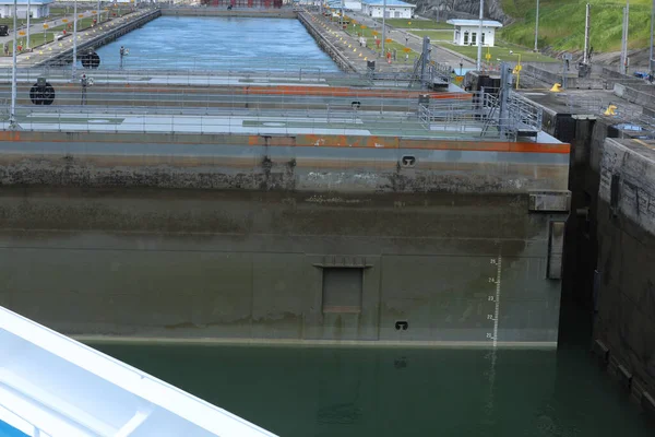 Puerta De Las Nuevas Esclusas Gatun Se Abre En La Expansión Del Canal