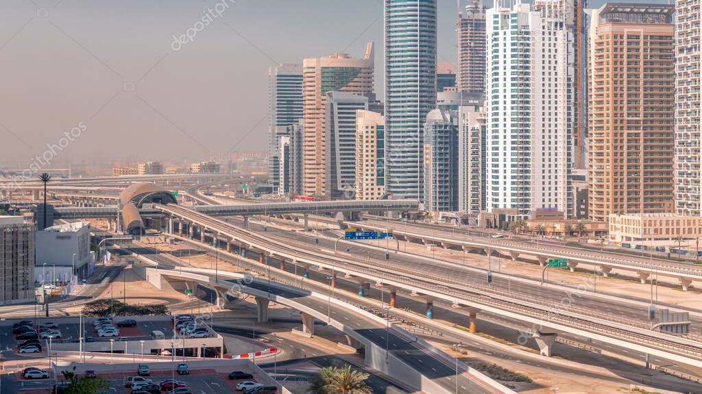 Dubai Marina rascacielos y Sheikh Zayed carretera con metro vía aérea ...