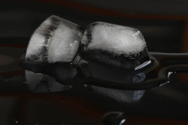 Es batu mencair Stok Foto, Es batu mencair Gambar Bebas Royalti ...