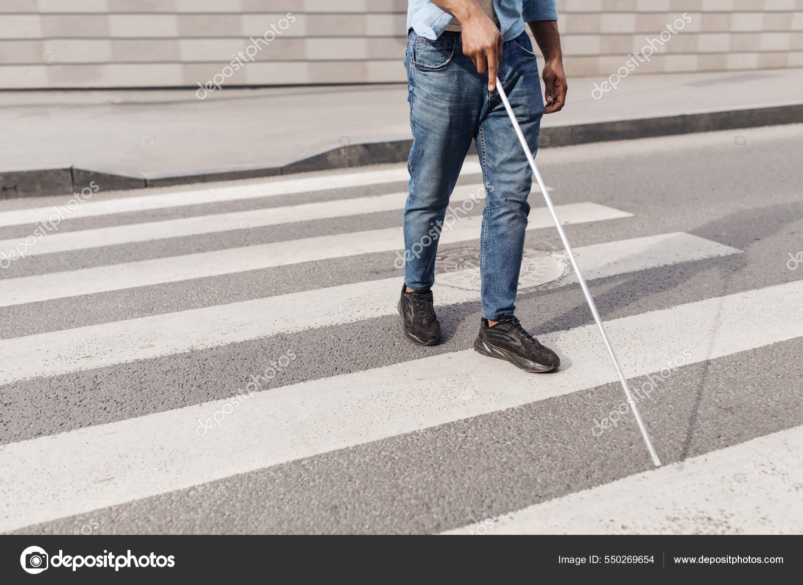 Homem negro jovem irreconhecível com deficiência visual andando pela ...