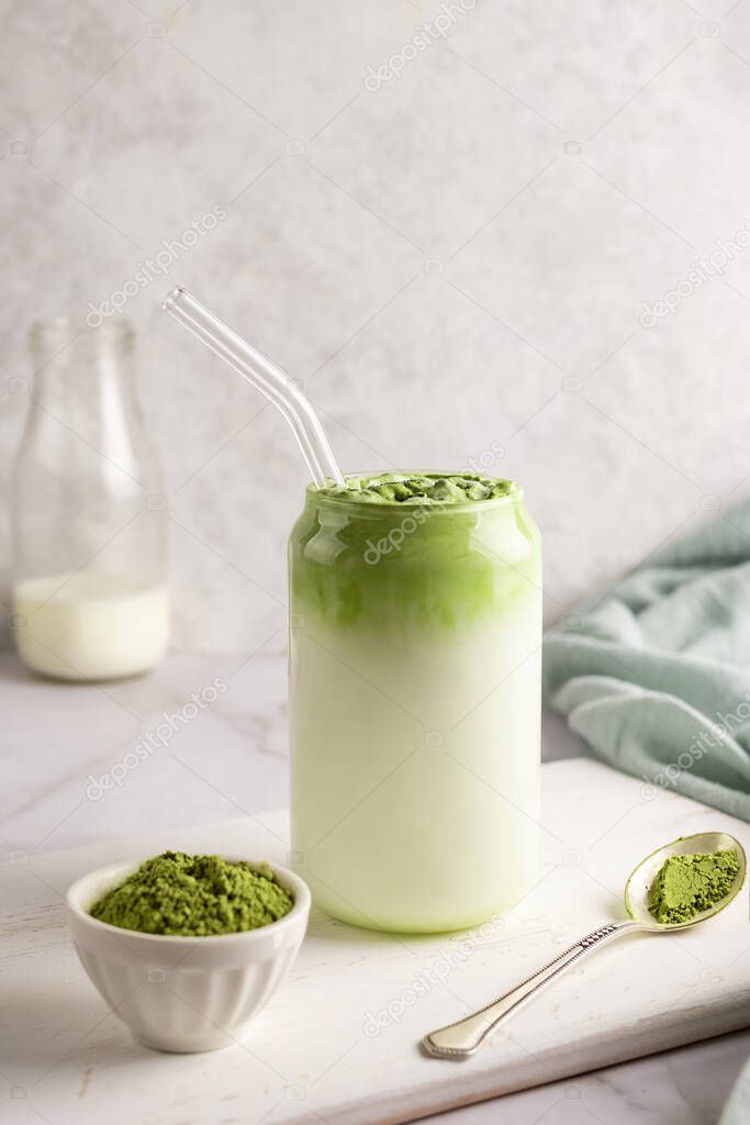 Leche fr a y matcha batida con huevos o crema, vaso de dalgona matcha ...