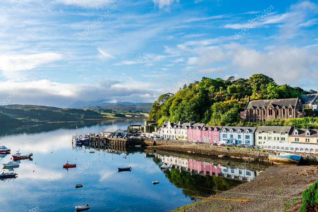 PORTREE, ISLA DEL CIELO, ESCOLANDIA - 16 DE SEPTIEMBRE DE 2021: Vista del puerto de Portree ...