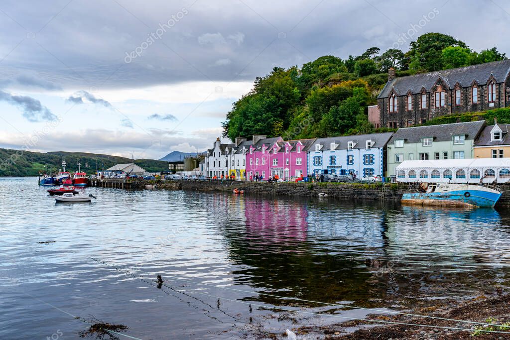 PORTREE, ISLA DEL CIELO, ESCOLANDIA - 18 de septiembre de 2021: Vista del puerto de Portree ...