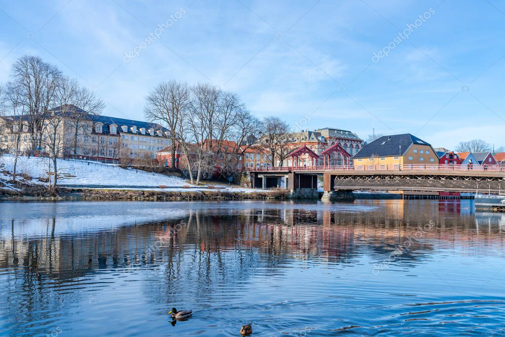 TRONDHEIM, NORUEGA - 08 DE MARZO DE 2022: Gamle Bybro (Puente de la Ciudad Vieja) sobre el río ...