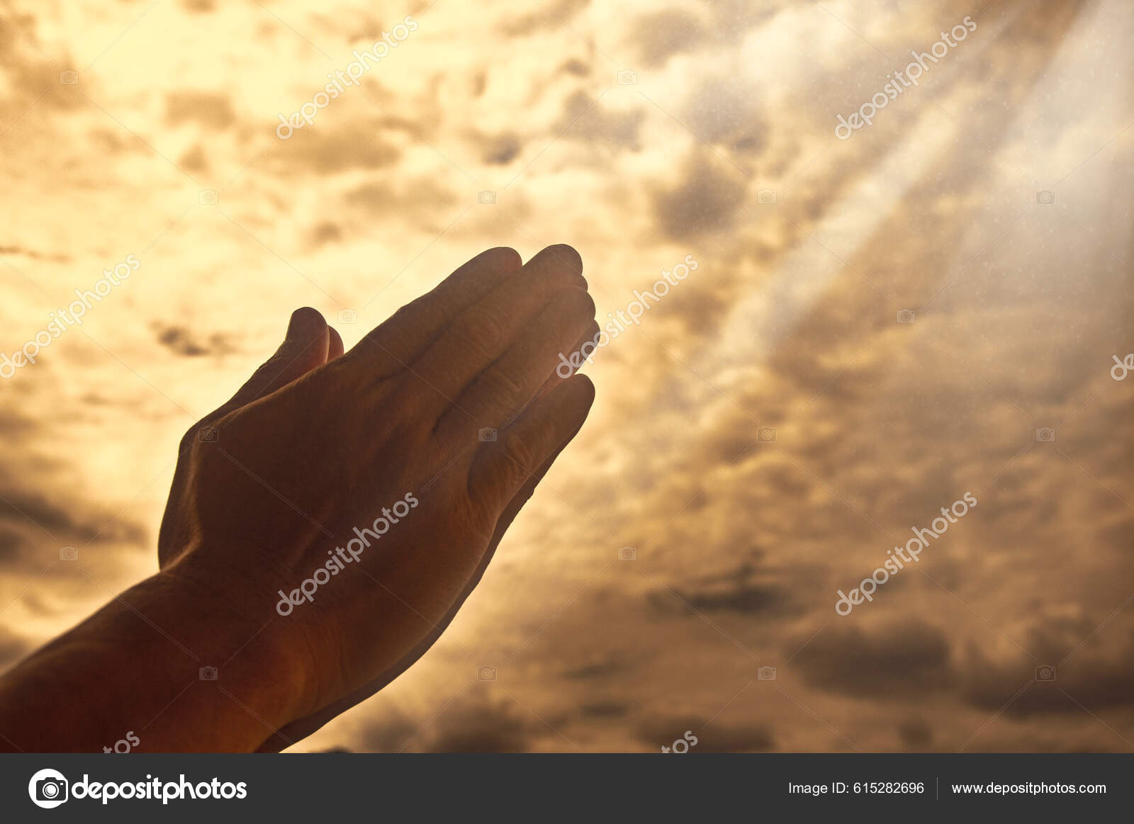 Mano Rezando Con Luz Brillante Sobre Fondo Del Cielo Concepto — Foto de ...