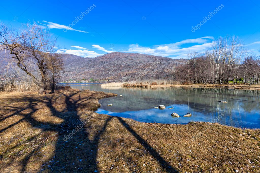 Vista de invierno del lago Mergozzo, pequeño lago cerca del lago ...