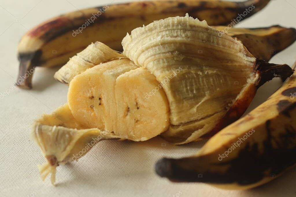 Twin Plátano maduro de color amarillo, listo para comer con la piel ...