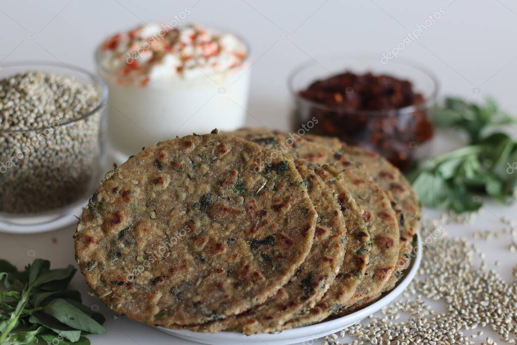 Bajra methi thepla. Pan plano indio hecho de harina de mijo perlado ...