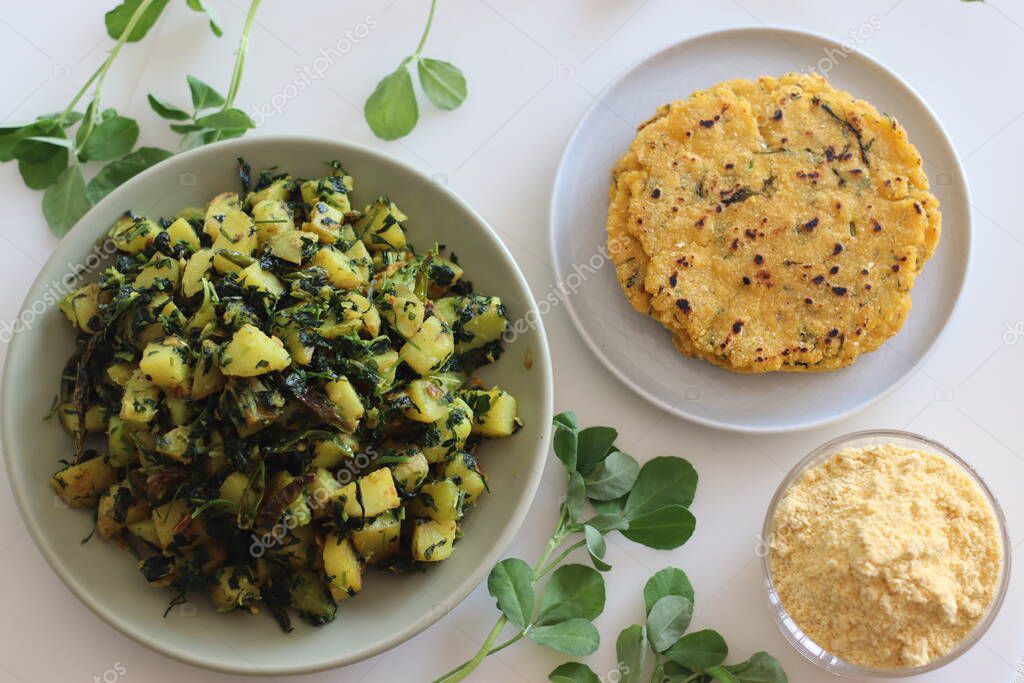 Aloo Methi sirvió junto con Makki ki roti. Una combinación de comida ...