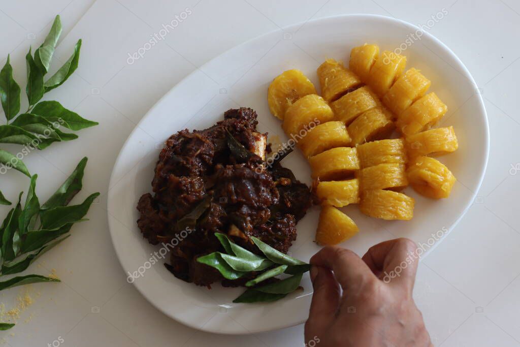 Mutton asado y plátano maduro al vapor. Una combinación picante y dulce ...