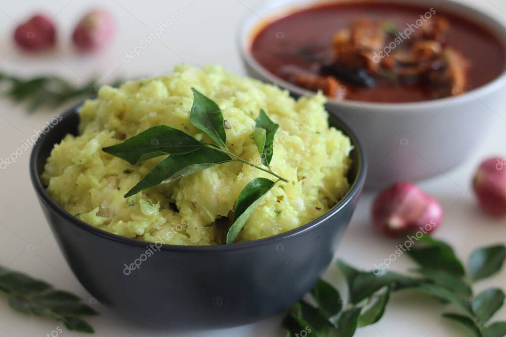 Puré de tapioca servido con curry de pescado pomfret. Trozos de tapioca ...