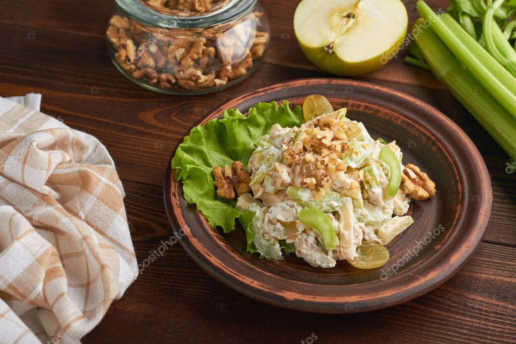 ensalada waldorf americano clásico hecho de manzanas apio nueces uvas ...