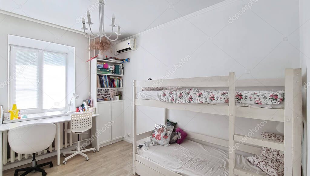 litera y escritorio en una habitaci n luminosa para ni os. 2024