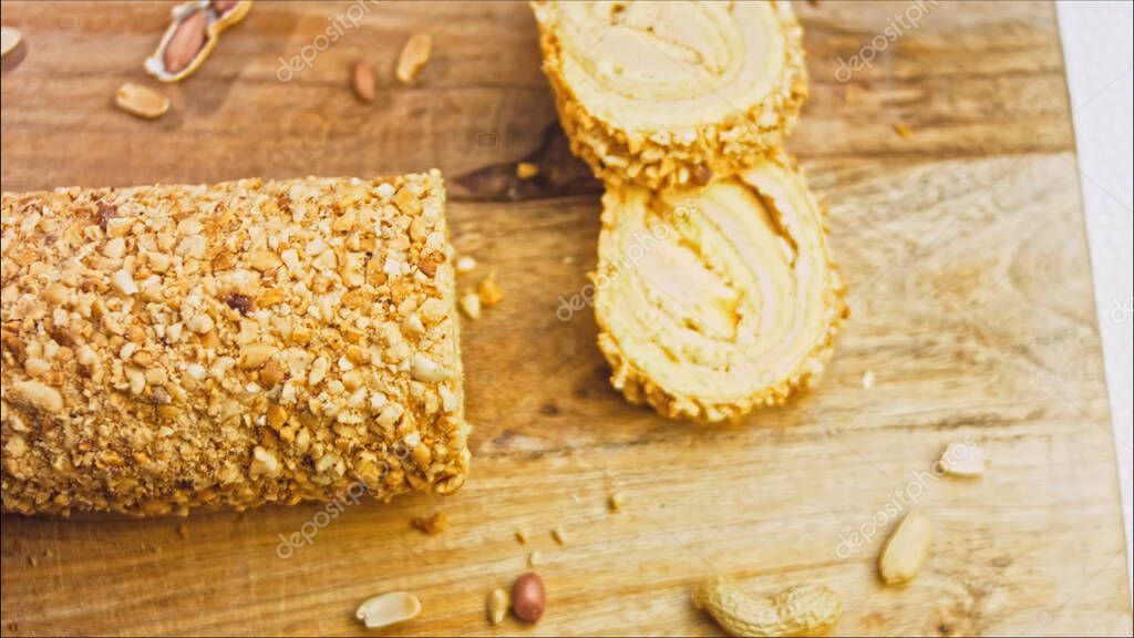 Torta de maní. En el fondo hay unos trozos de pastel y cacahuetes en ...