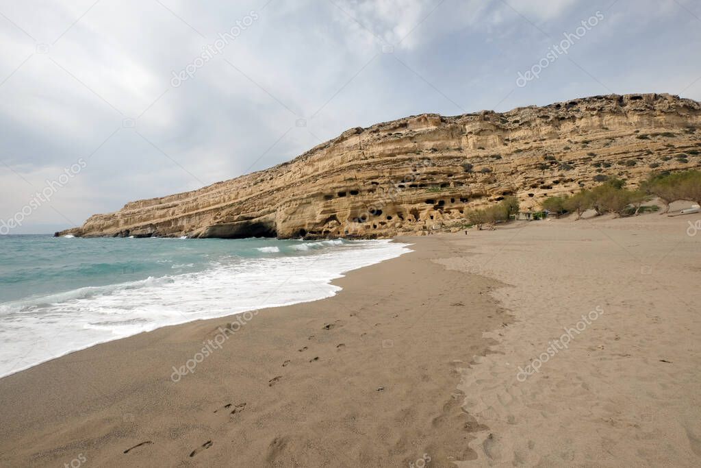 Panorama de la playa de Matala con las cuevas en las rocas que se ...