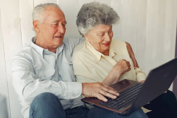 Elderly couple computer Stock Photos, Royalty Free Elderly couple ...