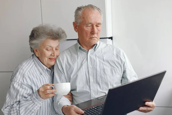 Elderly couple computer Stock Photos, Royalty Free Elderly couple ...