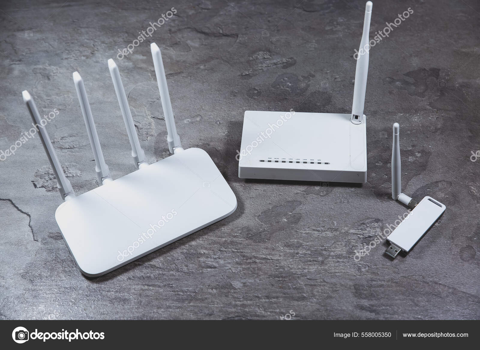 Tiga Jenis Router Yang Berbeda Teknologi Modern Dan Lama Sinyal — Foto ...