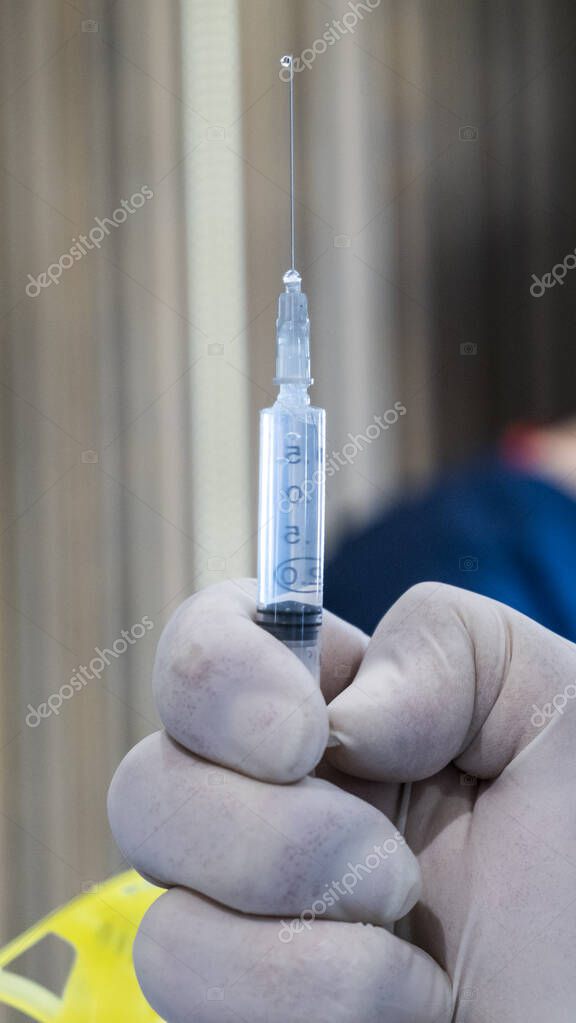 Jeringa completa, enfermera sosteniendo la jeringa llena de medicamento ...