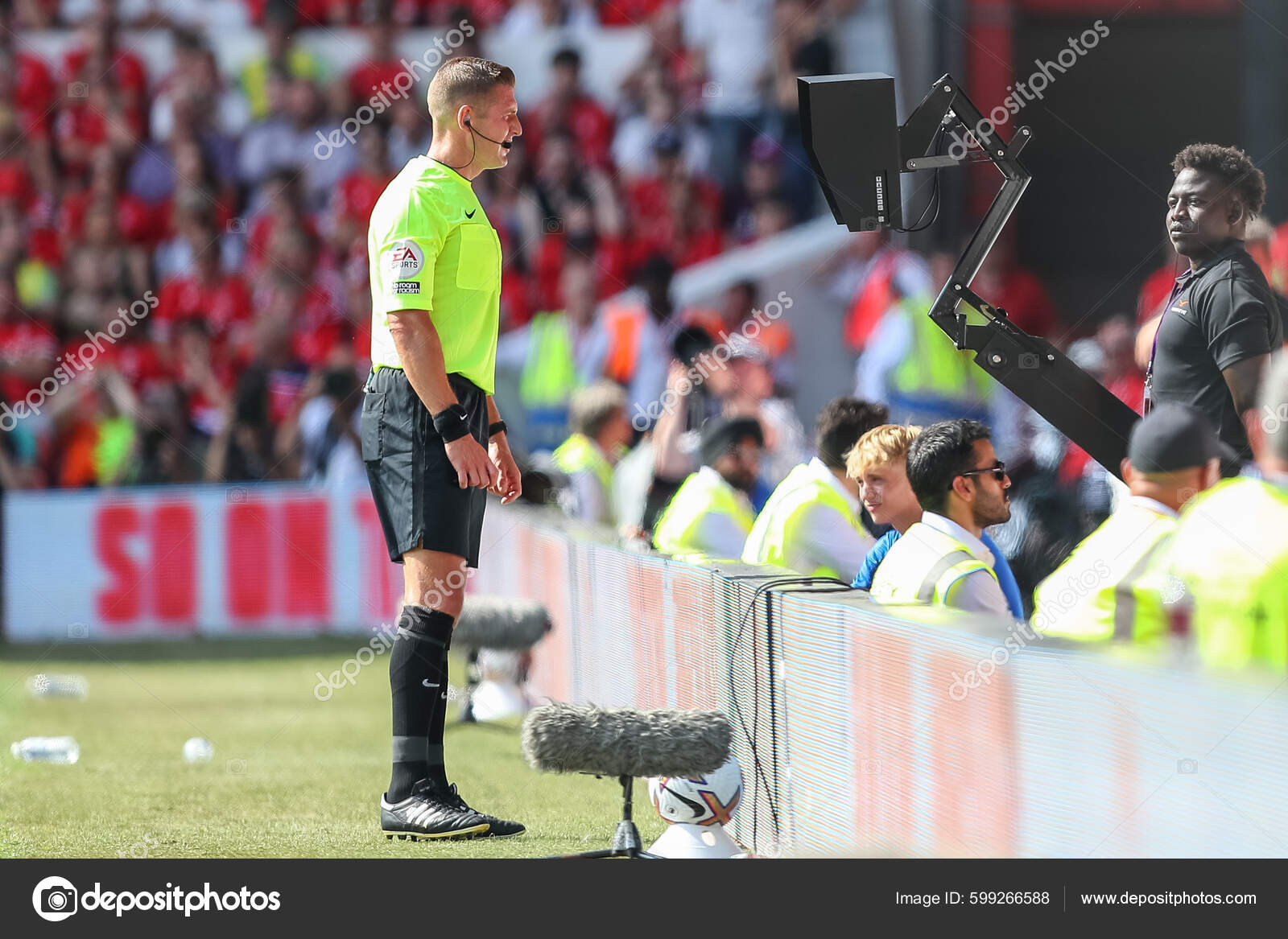 Referee Robert Jones Goes Var Screen — Stock Editorial Photo ...
