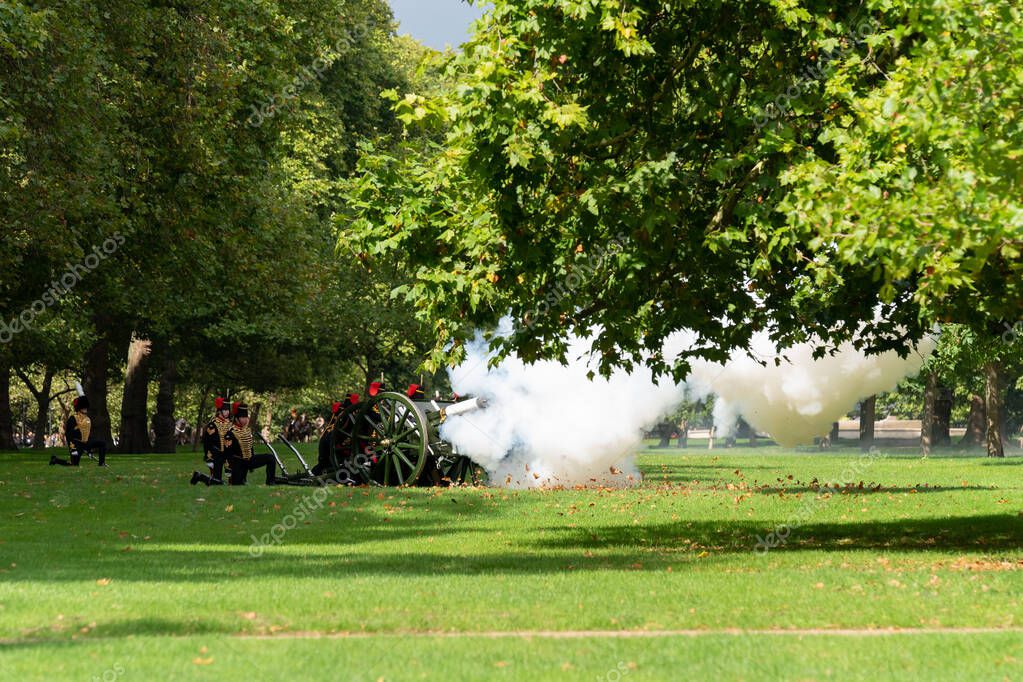 Un saludo de 96 cañones disparado en Hyde Park por la Royal Horse ...