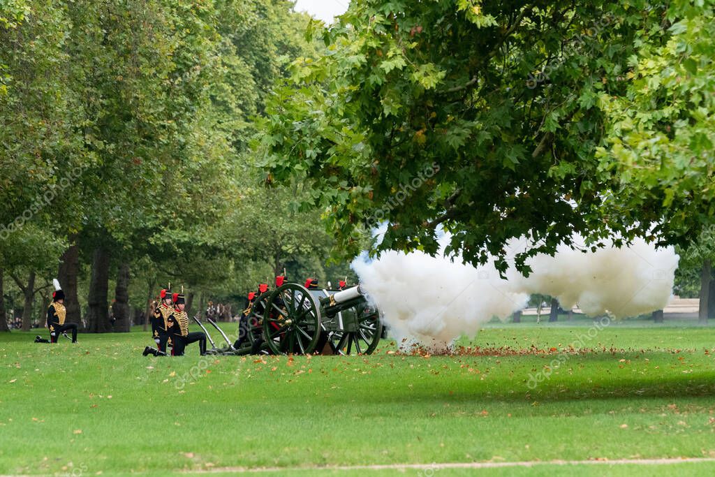 Un saludo de 96 cañones disparado en Hyde Park por la Royal Horse ...
