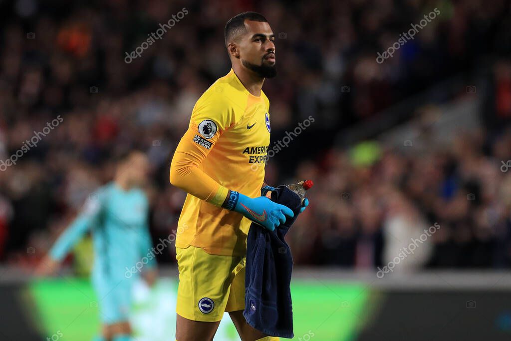Robert Snchez # 1 de Brighton & Hove Albion visto durante el partido de ...