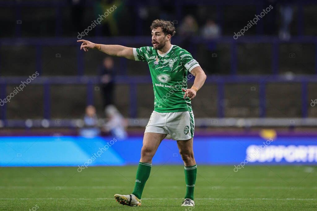 Toby King of Ireland da instrucciones a sus compañeros de equipo ...