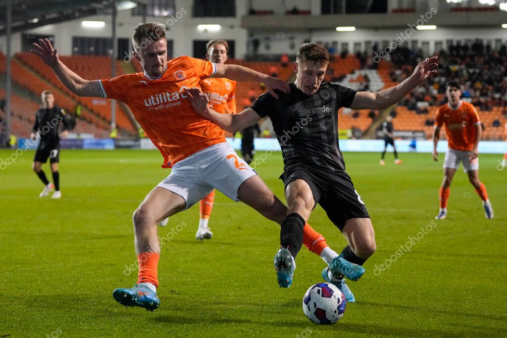 Callum Connolly # 2 de Blackpool compite por el balón con Greg Docherty ...