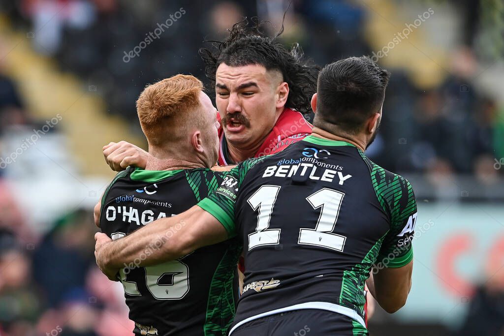 El Khalil Rahme de Líbano es abordado por Harry Rushton y James Bentley ...