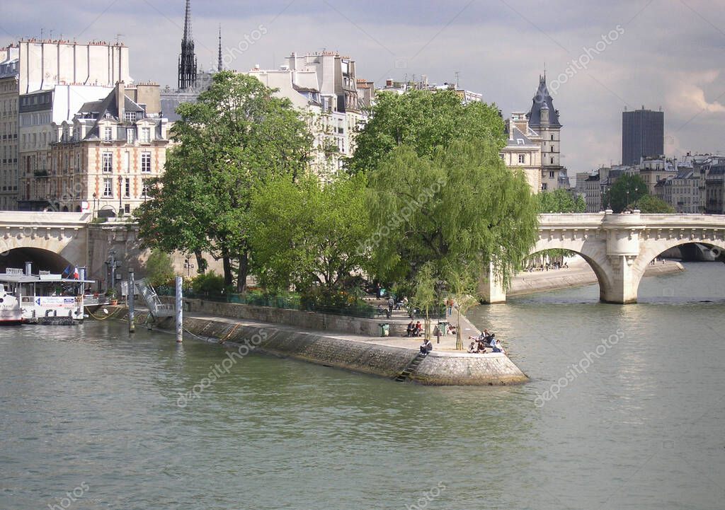 La isla de Cit es una isla del río Sena, situada en el corazón de París ...