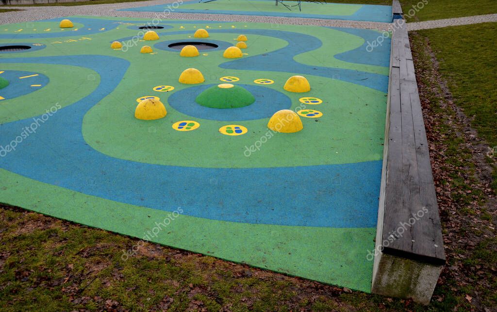 superficie de goma azul de un patio de recreo con cucharadas amarillas ...