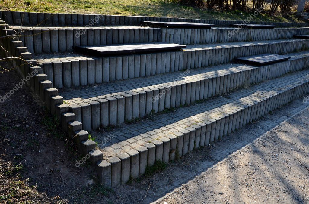escalera de hormigón sirve como un banco de teatro con vistas al río ...