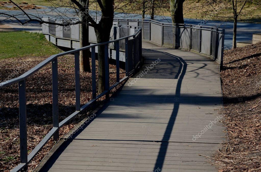 superficie lisa de madera de la rampa para sillas de ruedas, ciclistas ...