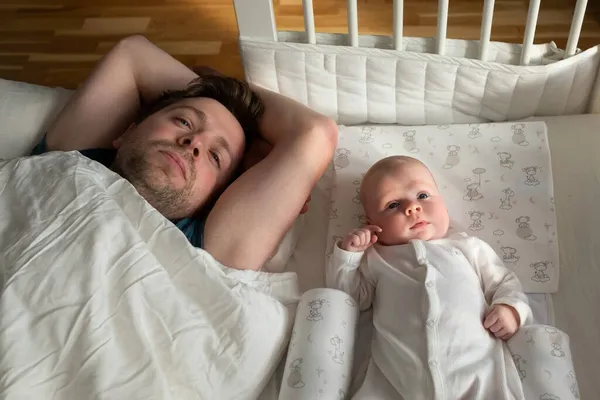 Durmiendo padre y lindo niño descansando juntos en la cama.: fotografía ...