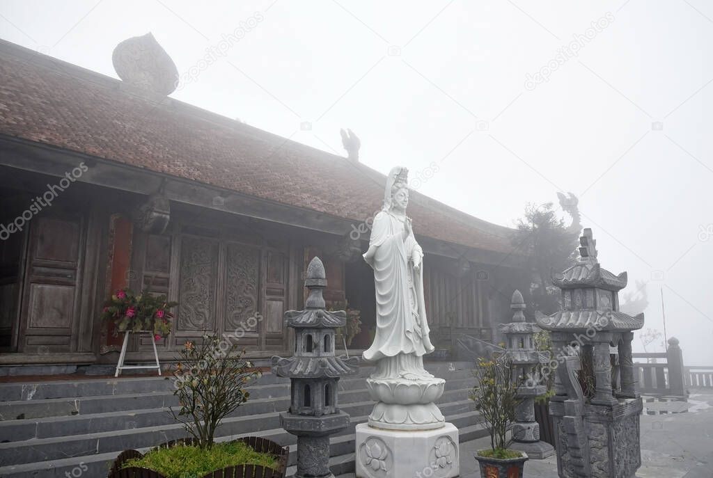 Templo budista, estatua de Buda y altares en el Monte Fansipan en ...