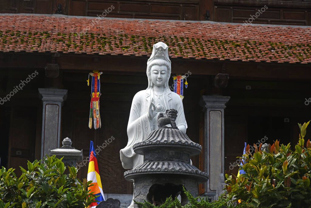 Estatua y altar de Buda sobre el fondo de un templo budista en el Monte ...