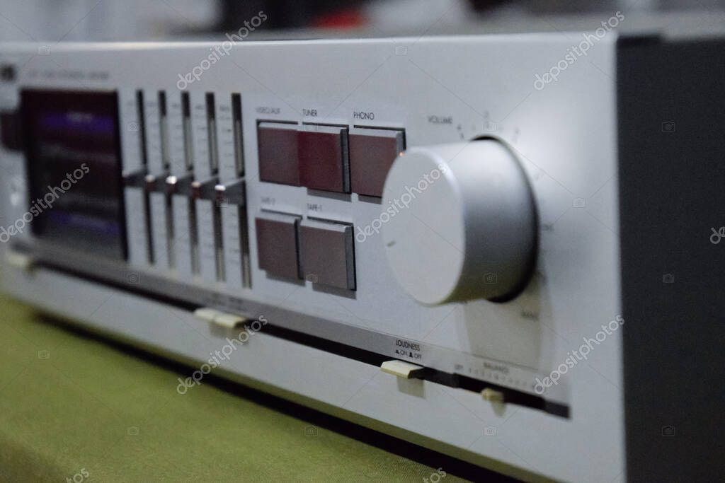 Krasnodar, Rusia - 1 de noviembre de 2020: amplificador integrado clase ...