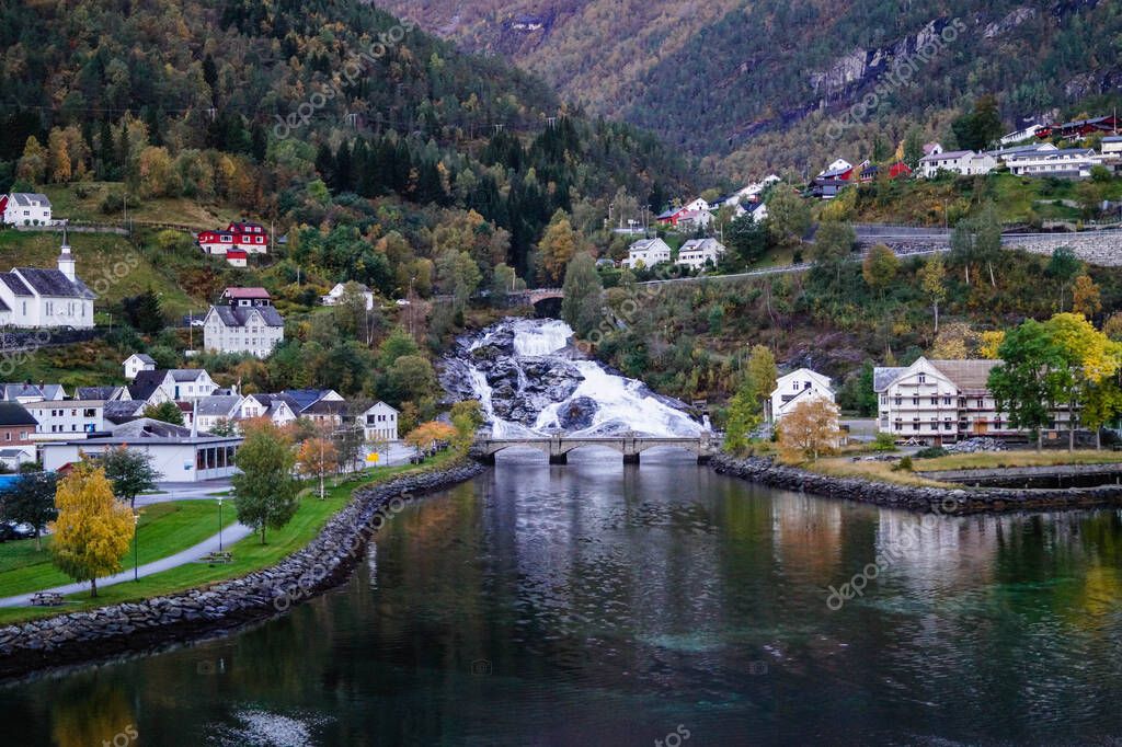 pequeña ciudad Hellesylt en Noruega con la famosa cascada ...