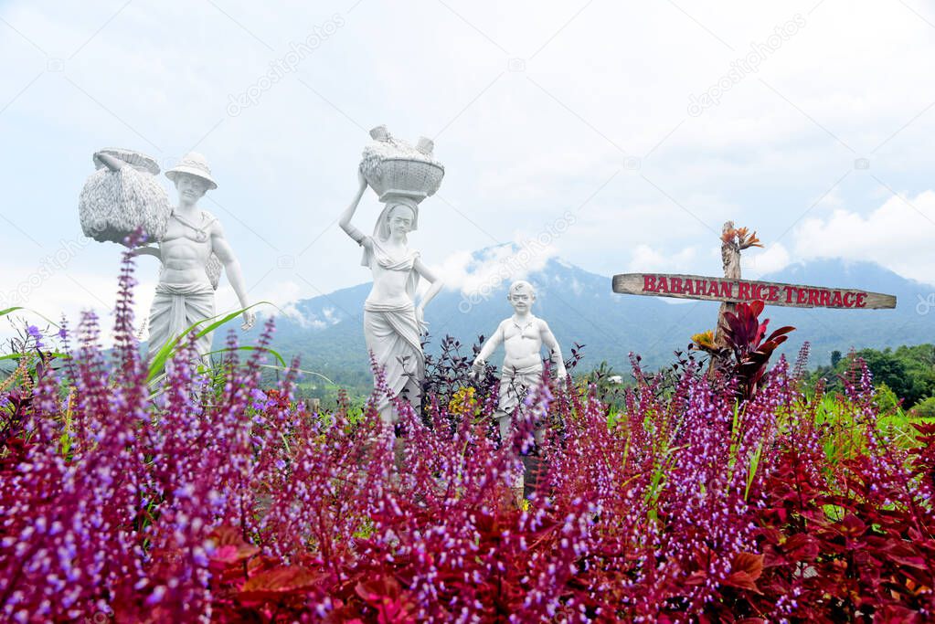 BALI, INDONESIA - 22 de marzo de 2022: Estatua de la familia ricefarmer ...